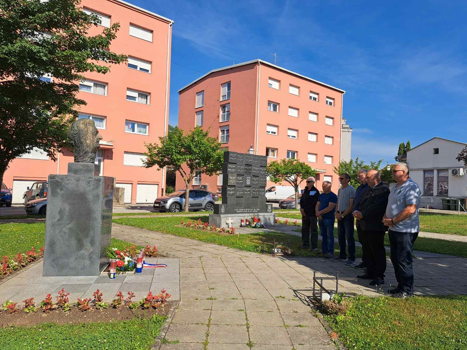U Lipiku položeni vijenci na spomen obilježjima povodom Dana državnosti ...